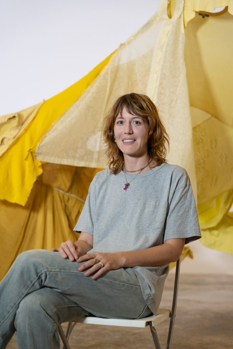 Alex Hug, el cobijo, el símbolo y la violencia en la ropa