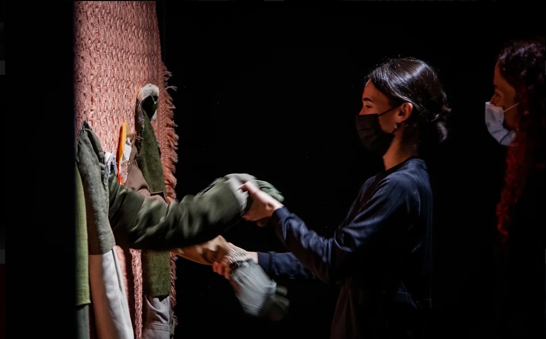 Alex Hug, el cobijo, el símbolo y la violencia en la ropa