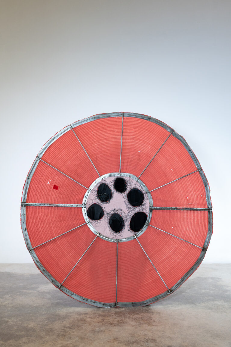 Alex Hug, el cobijo, el símbolo y la violencia en la ropa