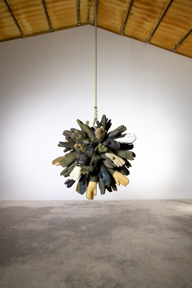 Alex Hug, el cobijo, el símbolo y la violencia en la ropa