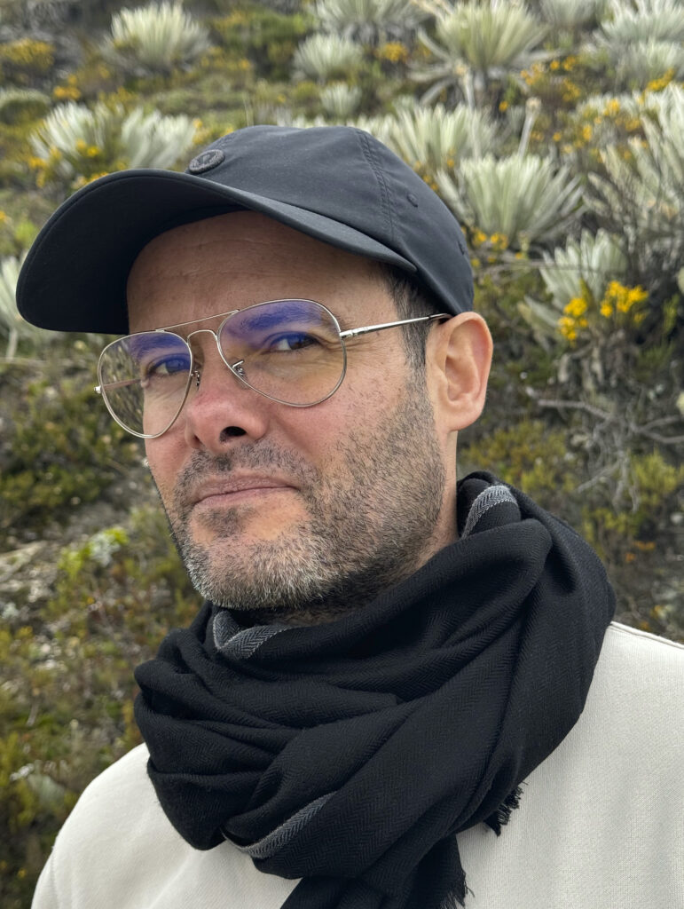 Álvaro González, biomorfismo para la pintura acrílica