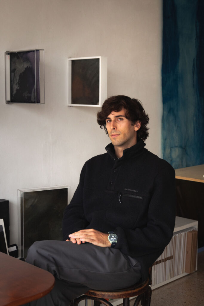 Juan Couder en Fichados, la fotografía expandida y vulnerable