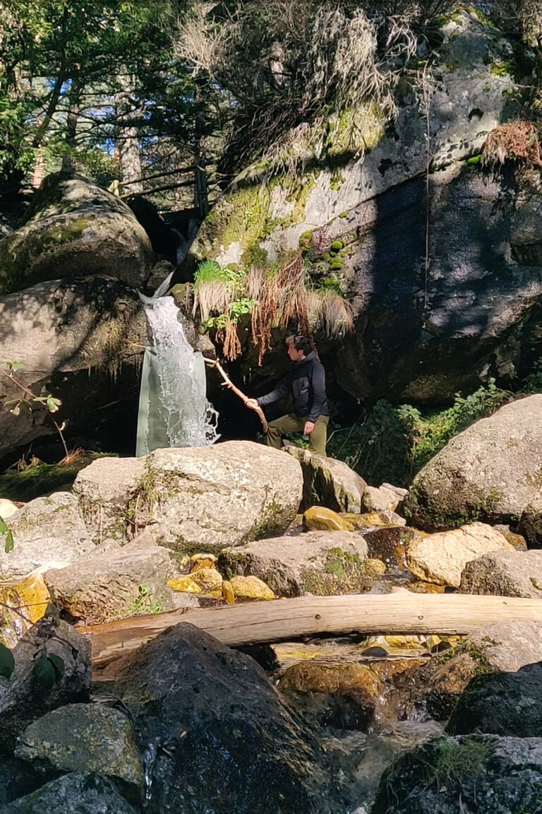 Juan Couder en Fichados, la fotografía expandida y vulnerable