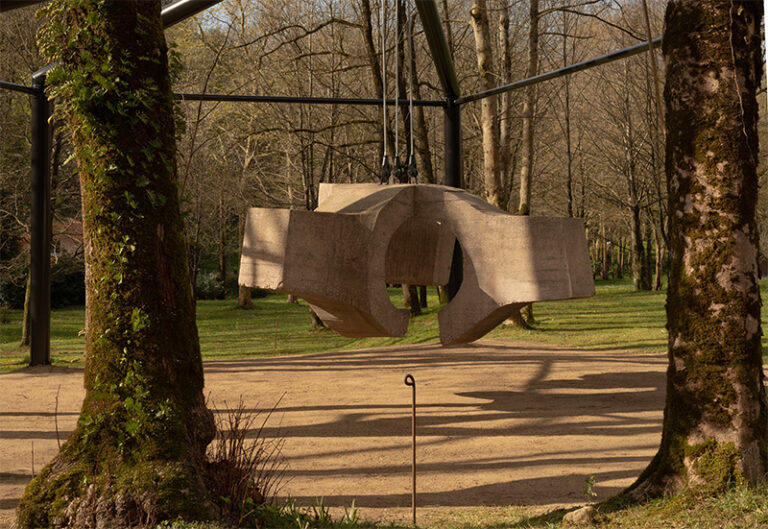 El Chillida Leku instala Lugar de encuentros IV, llegada de Bilbao