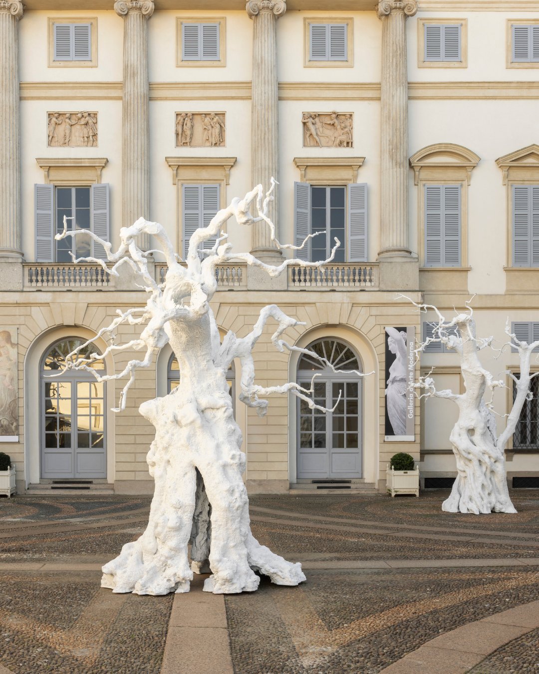 Ugo Rondinone en el GAM de Milán, la tierra nutricia