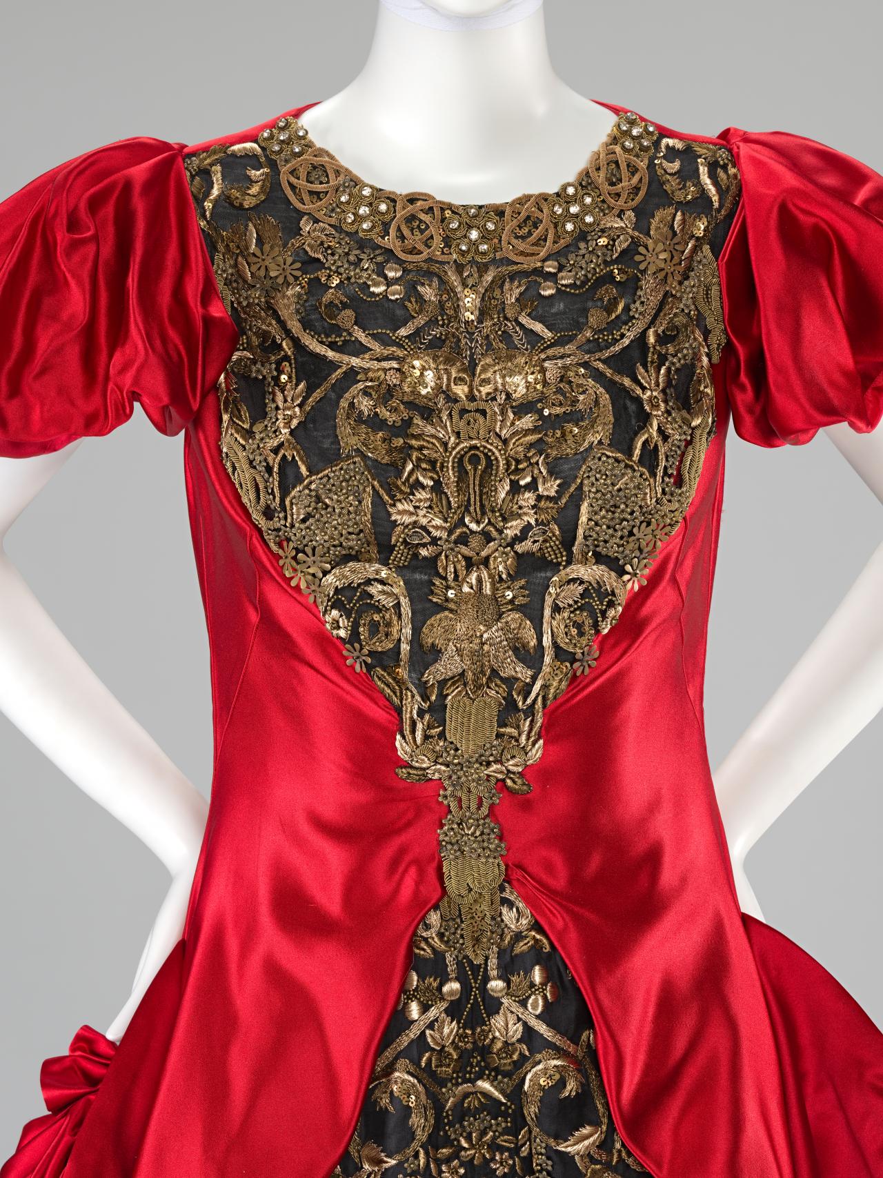 Alexander McQueen como narrador e investigador de archivos